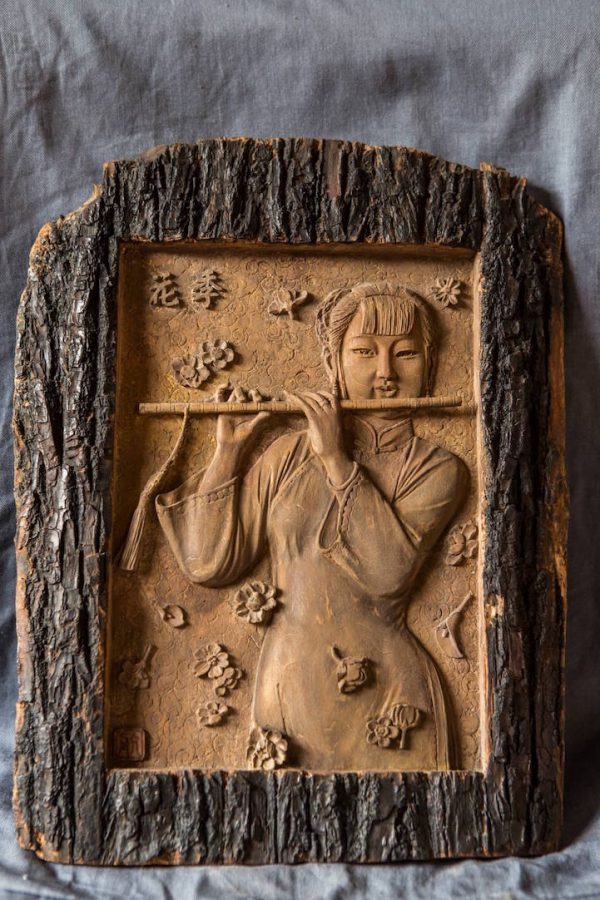 Umelecká rezbárka Deng Daohang mení drevo na unikátne sochy