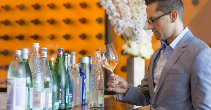 Martin Riese je odborník na vodu. Ochutnáva ju tak, ako sommelier víno