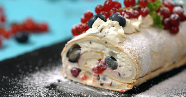 Snehová roláda s bobuľovým ovocím | Recept na sladko-kyslý dezert